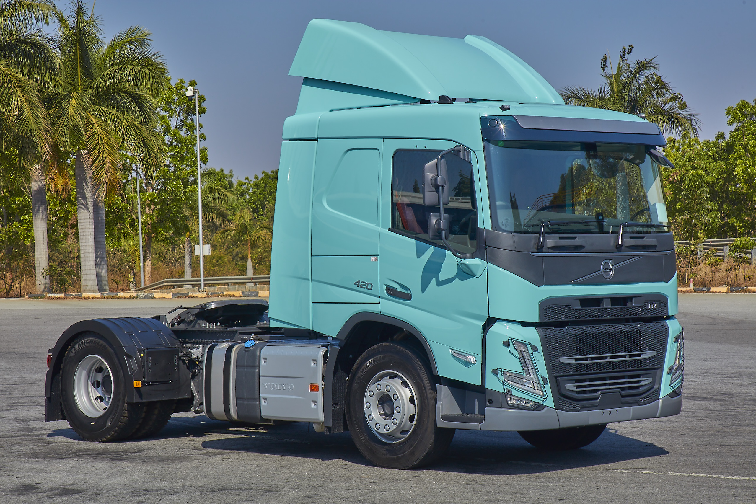 Volvo Trucks India delivers 20 Gas-powered heavy-duty trucks to ...